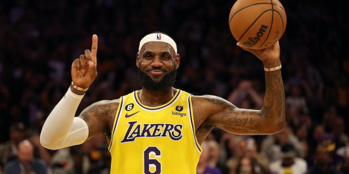 LeBron James ha battuto il record di punti in NBA di Kareem Abdul ...