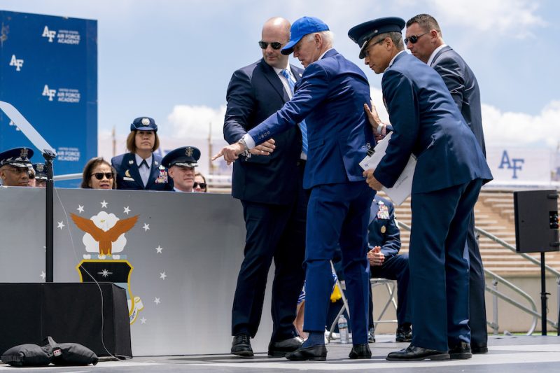 Il video di Joe Biden che cade, di nuovo