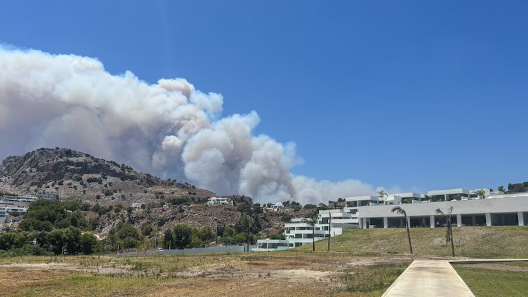 Le evacuazioni per i grandi incendi a Rodi - Il Post