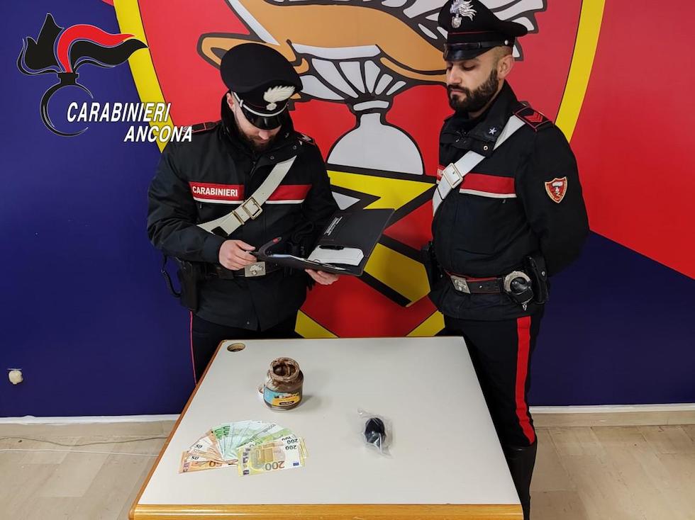 Carabinieri in posa con un sacco di cose - Il Post
