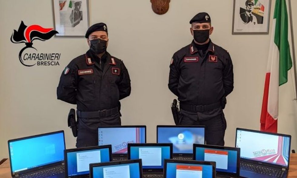 Carabinieri in posa con un sacco di cose - Il Post