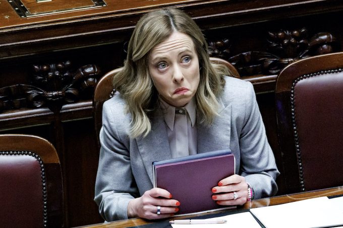 Le foto delle facce che ha fatto Giorgia Meloni alla Camera