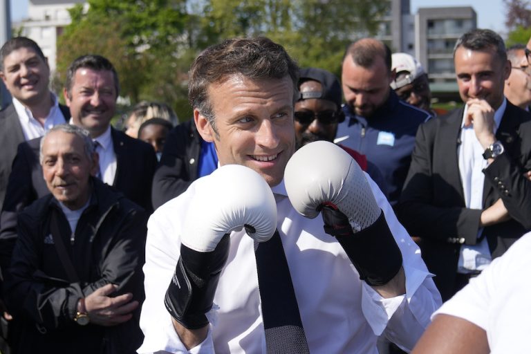 Le foto di Macron che fa boxe, parliamone - Il Post