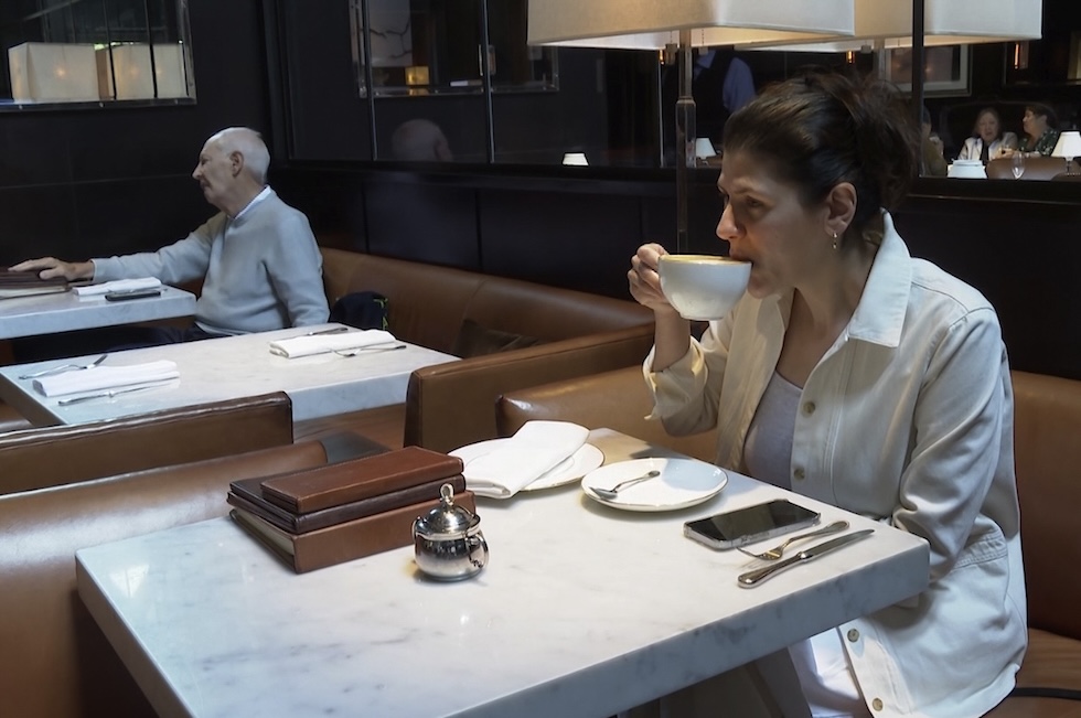 Mangiare da soli al ristorante è diventato più frequente