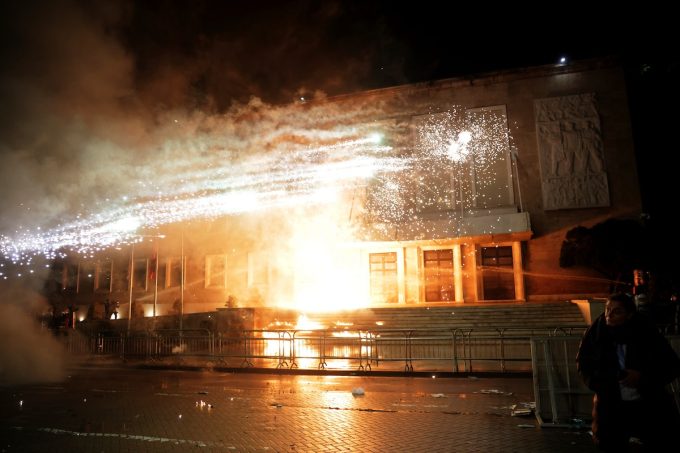 I violenti scontri fra polizia e manifestanti antigovernativi a Tirana